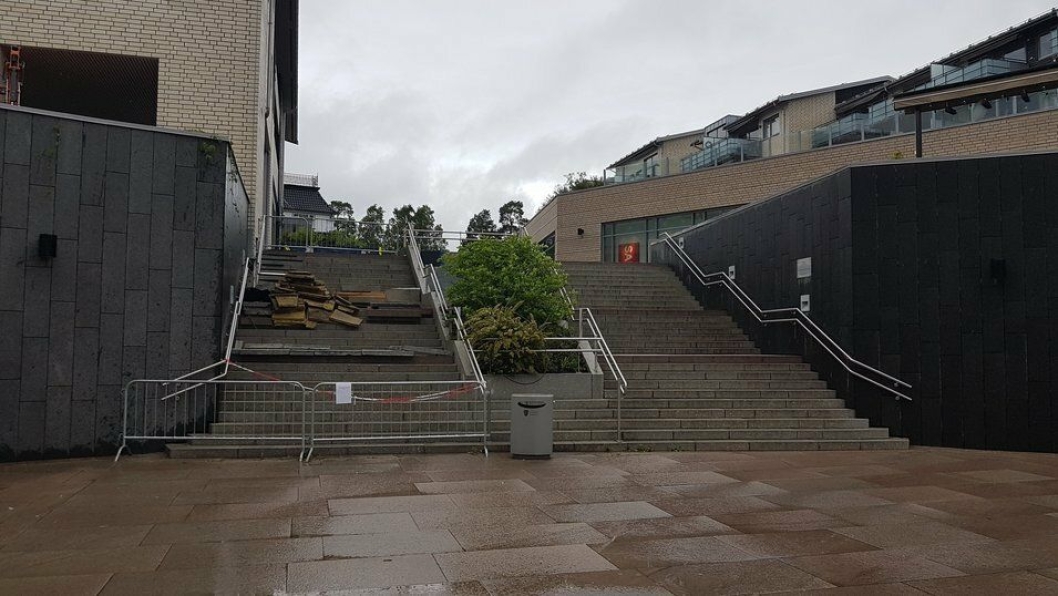 Skylder på tørr sommer og gamle feil